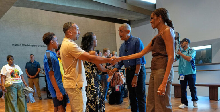 Barack y Michelle Obama reciben a primeros visitantes de su Centro ...