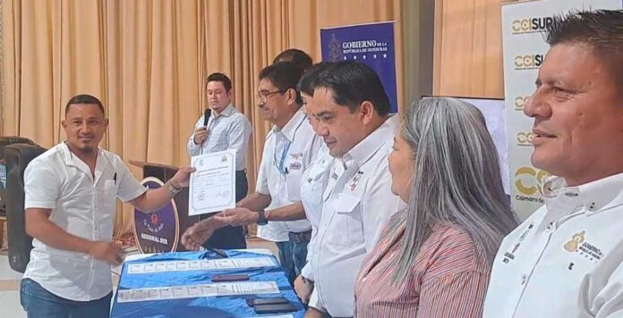 Sureños reciben certificados como mecánicos profesionales